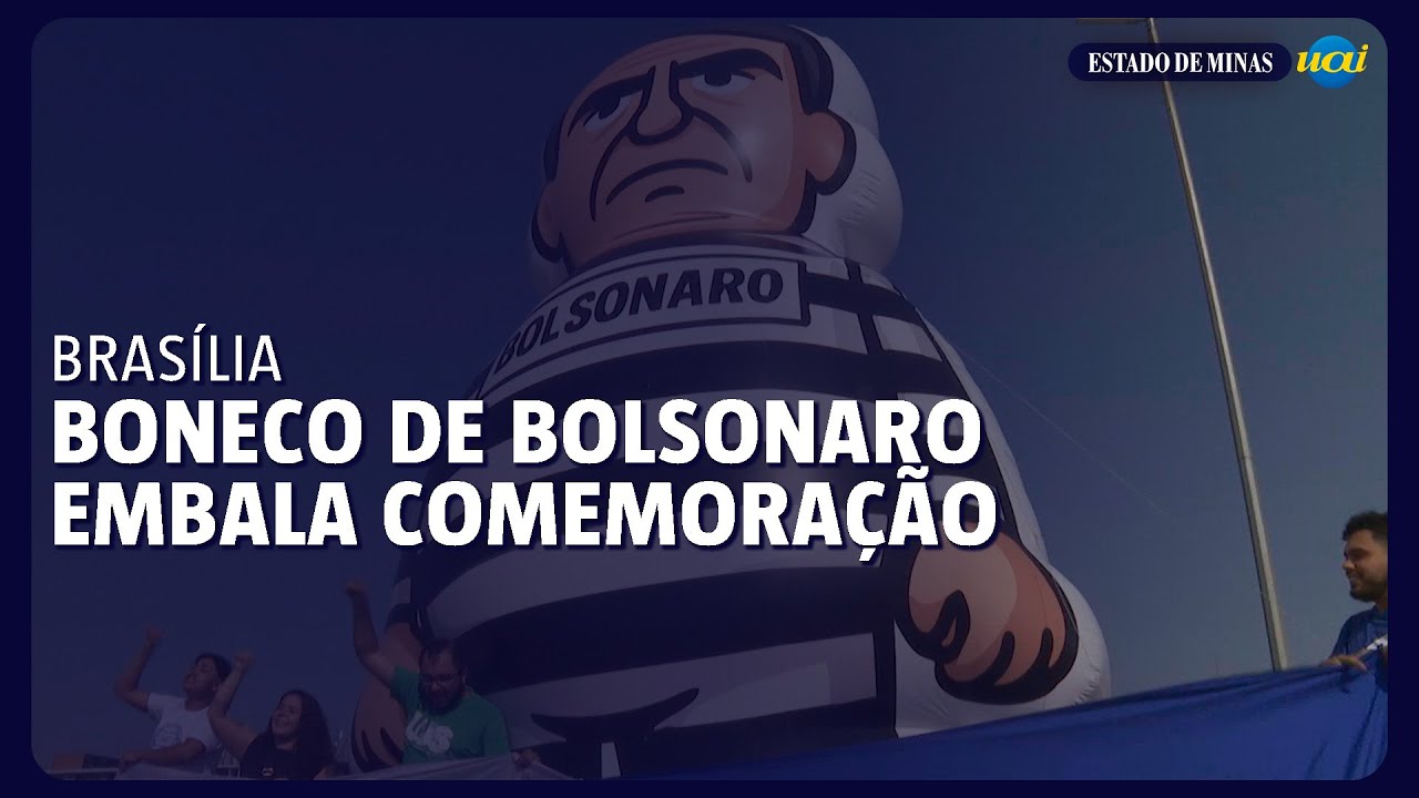 Boneco de Bolsonaro embala comemoração em Brasília - YouTube