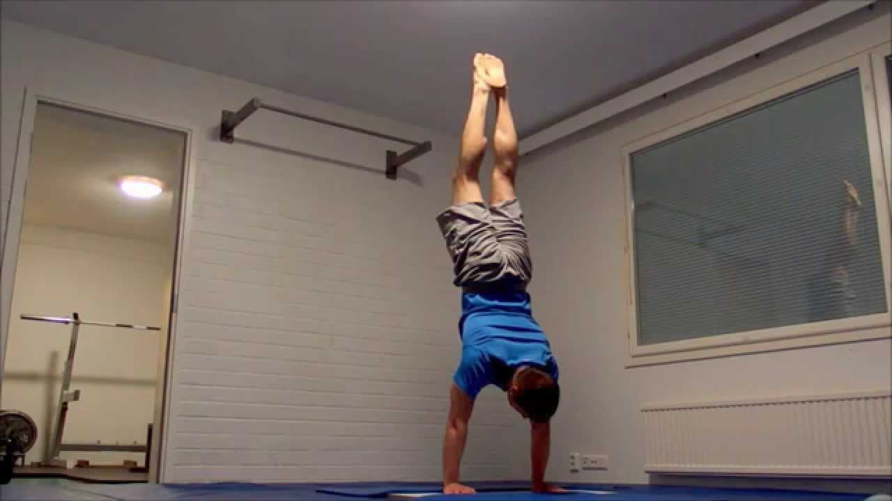 frog stand to handstand to frog stand/ käsilläseisontaan nousu - YouTube