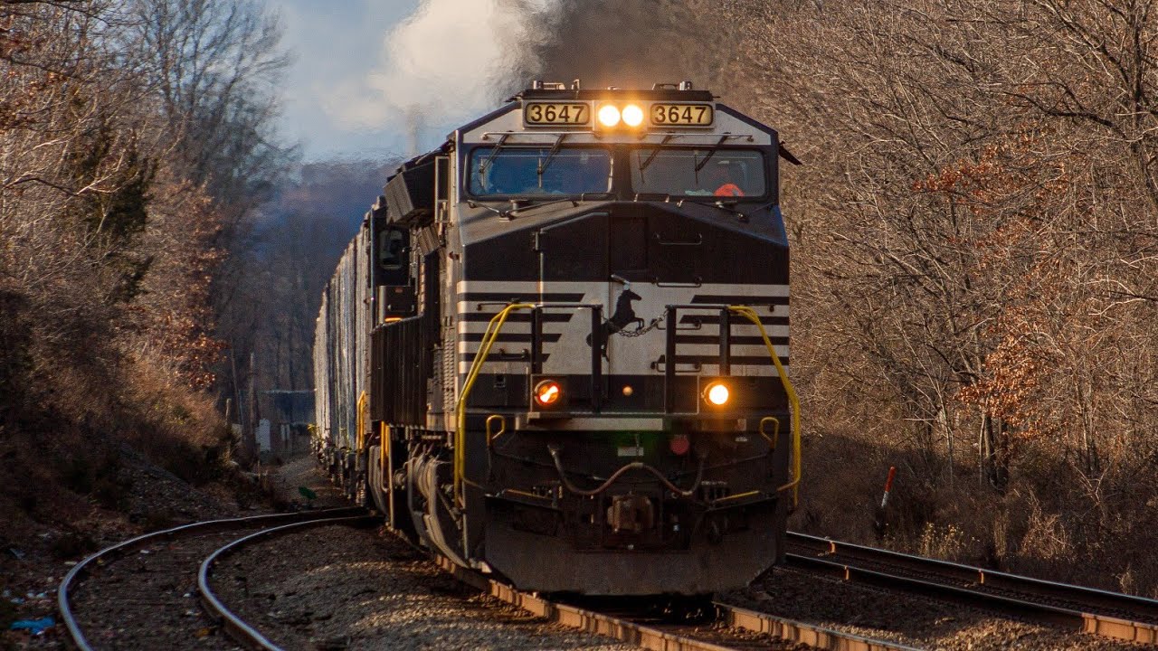 3647 ET44AC Leads Late Ns 62V - YouTube