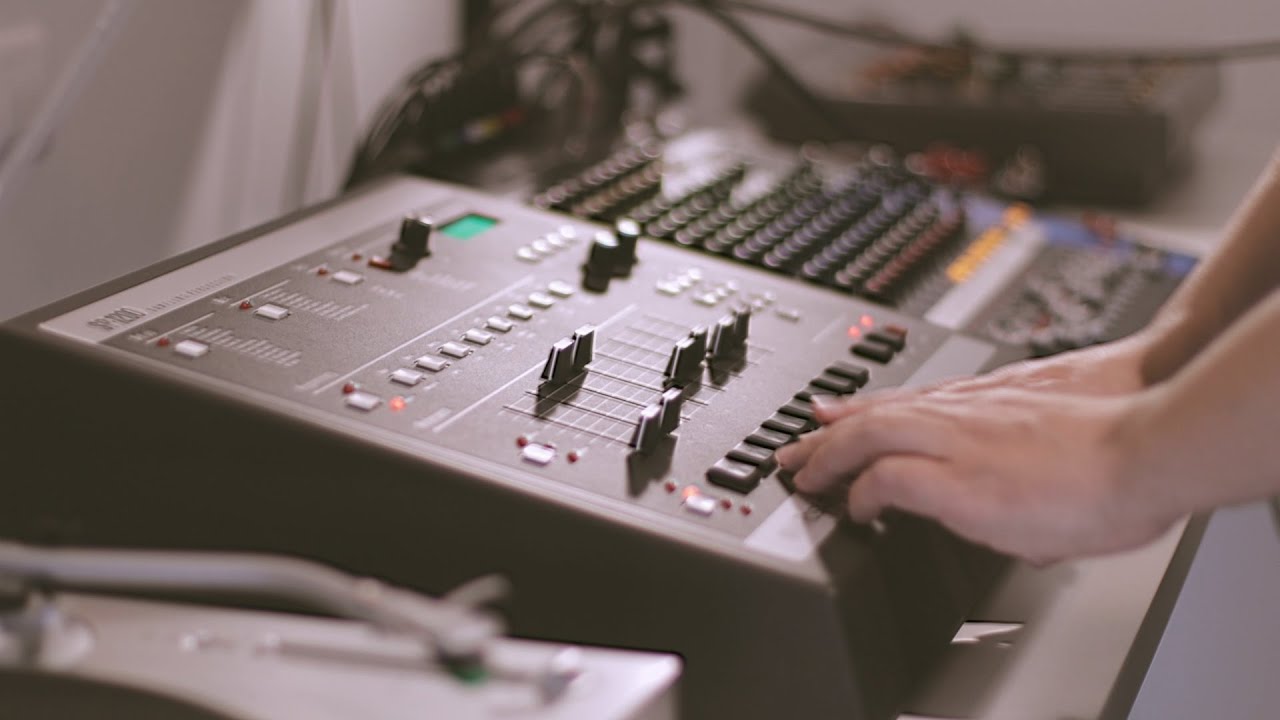 SP1200 - Making a Beat with Vinyl Sampling - YouTube