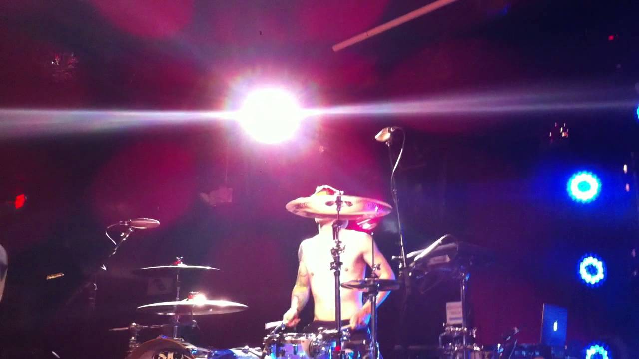 Twenty One Pilots - Guns For Hands live - YouTube