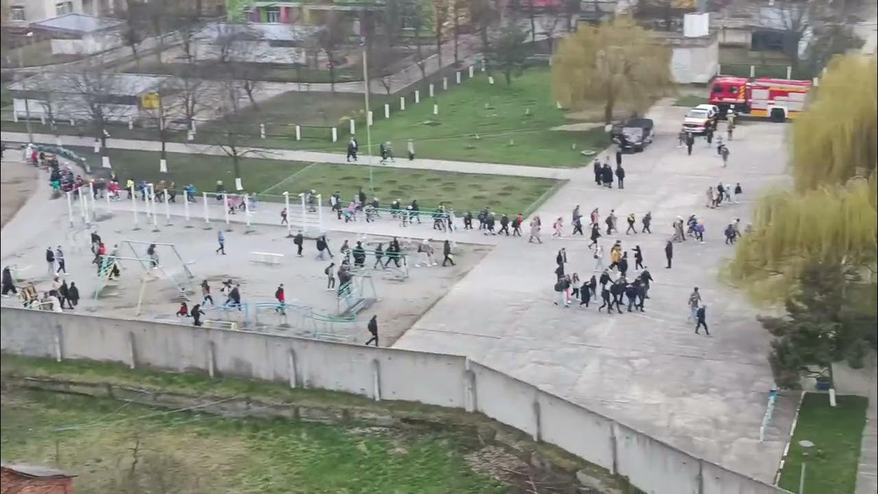 Школа номер 4 місто Вараш щось сталося приїхала пожежна та поліція ...