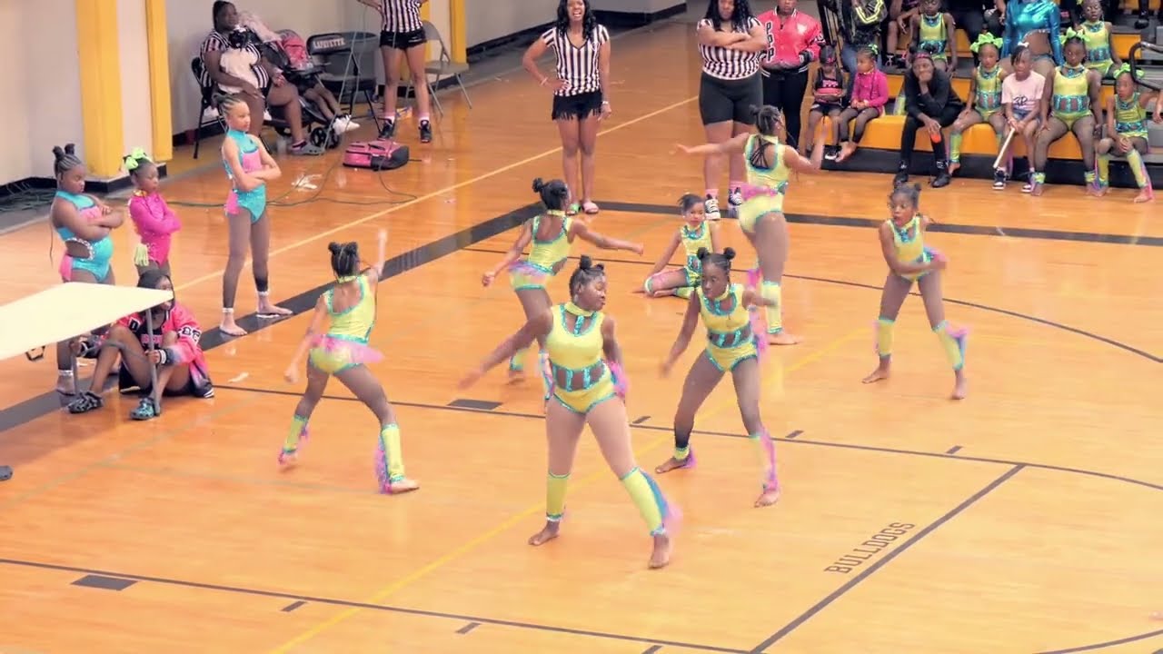 Mini StandBattle Dazzling Applettes vs Pink Prancing Pearls BUCKING ...