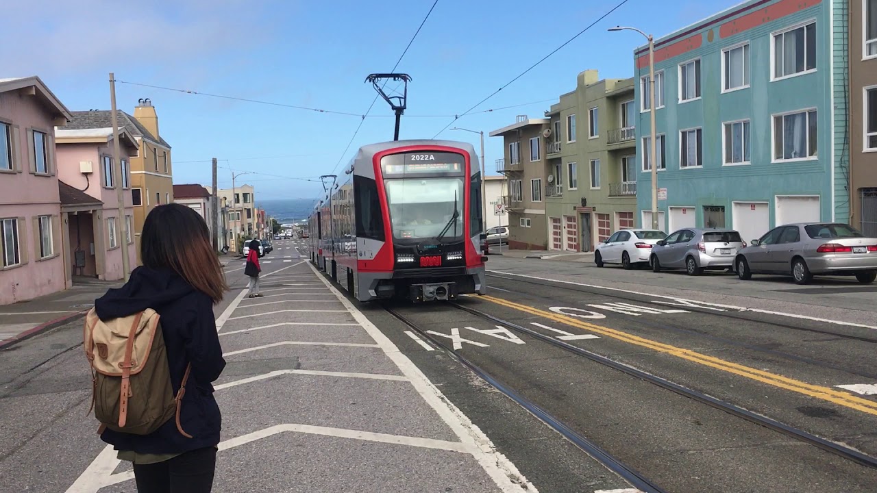 [Muni Metro] Inbound L Train Arriving at Taraval & 42nd Ave as LRV4 ...