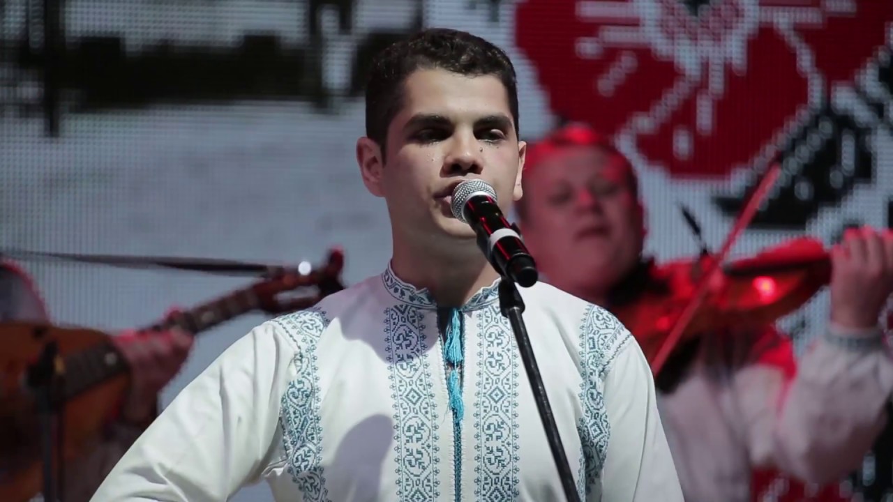 Valentin Golovatiuc și Ansamblul etnofolcloric Plăieșii - Azi iubesc ca ...