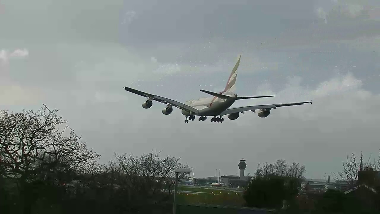Emirates #EK15 diverted to Manchester after it declared an emergency ...