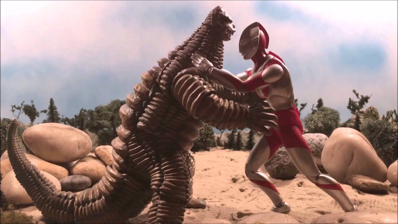 Ultra Red King vs UltraMan - YouTube