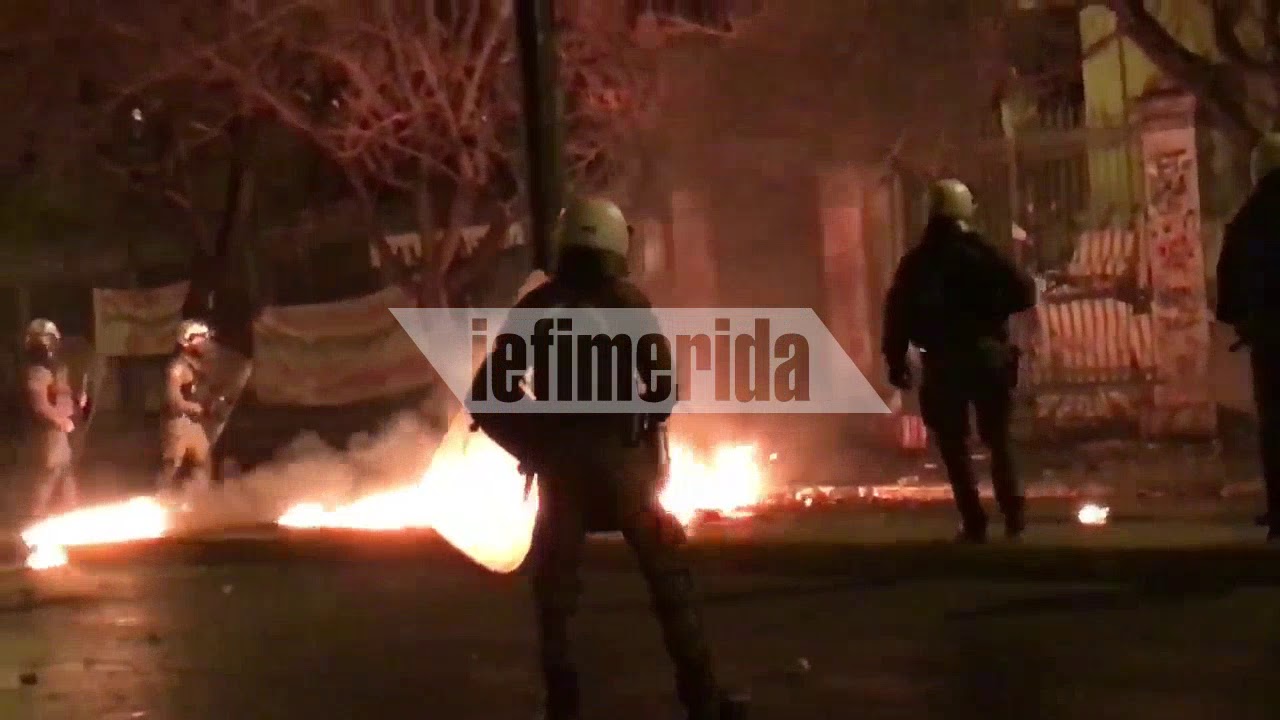 Μολότοφ έξω από το Πολυτεχνείο - YouTube