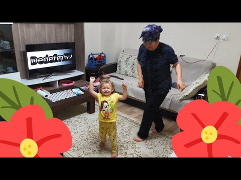 Balaca qız atasının anası ilə rəqs edir