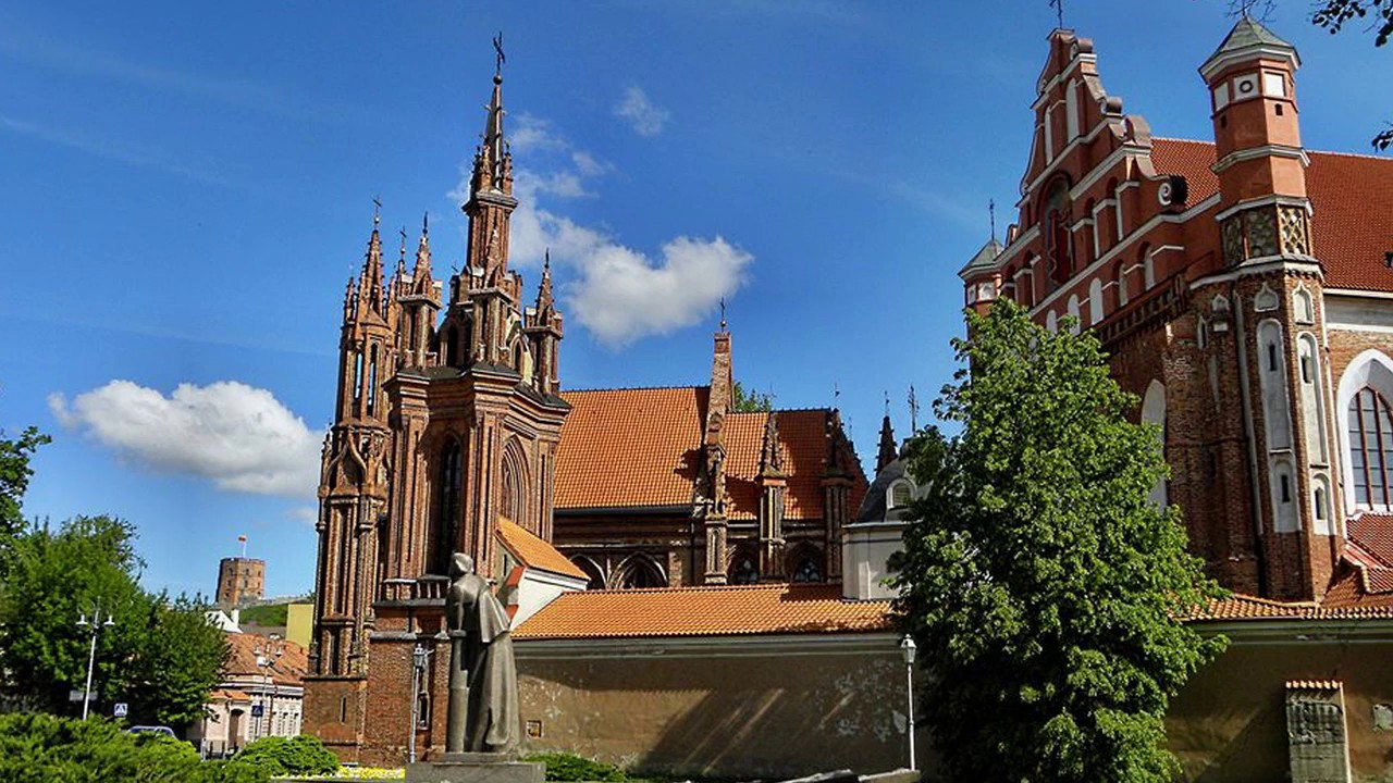 Wilno . Spacer po Starym miescie Wilna - YouTube