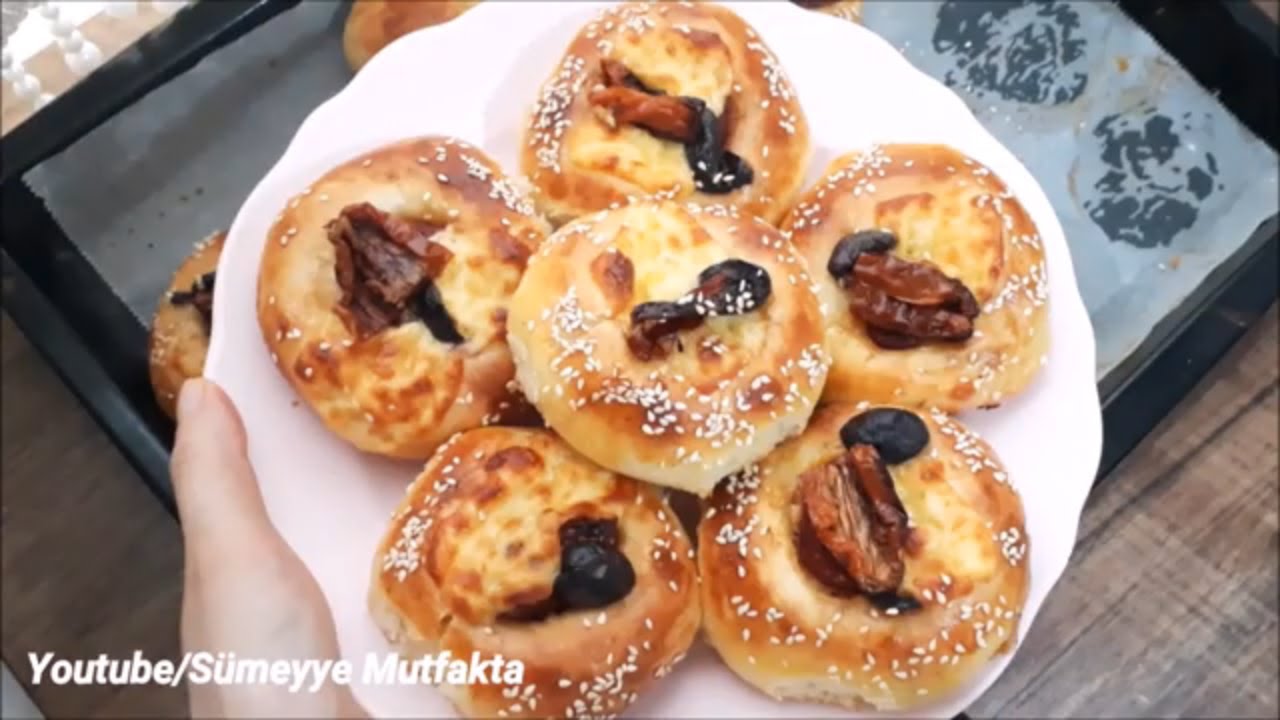 ZO MAAK JE TURKSE BROODJES NOG LEKKERDER..!! MINI PIZZA BROODJES - YouTube