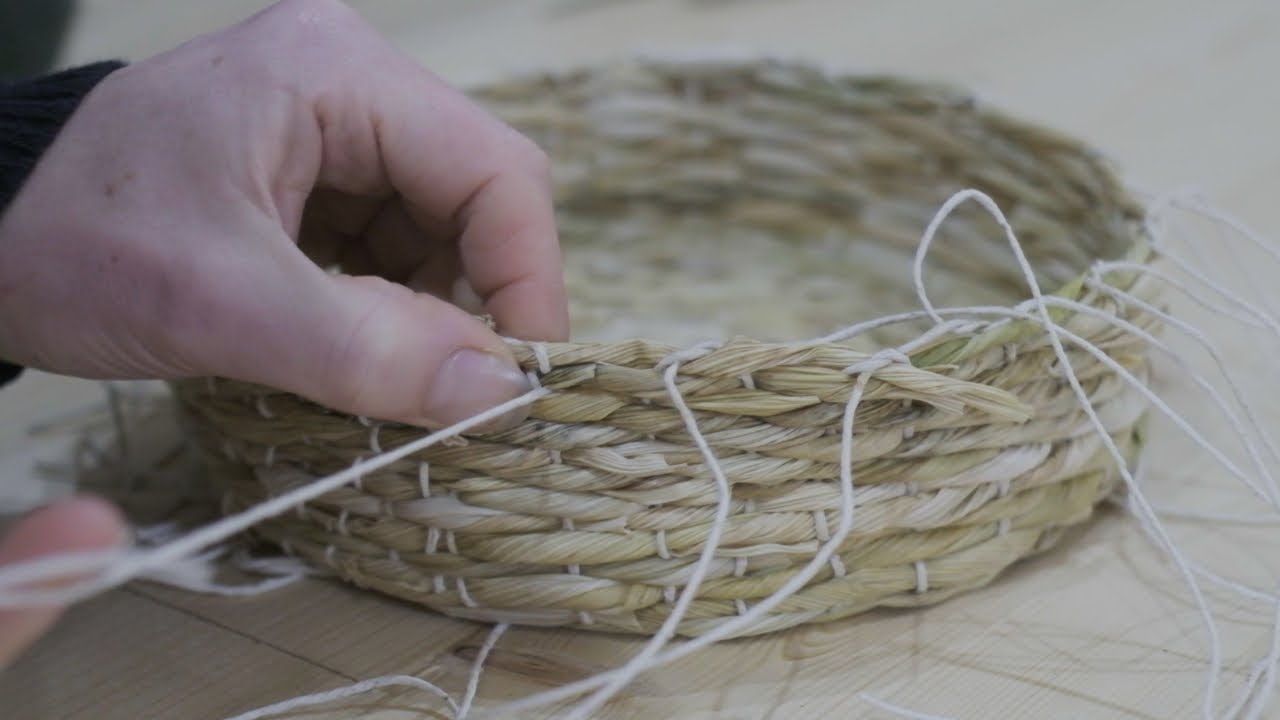 Making a basket from corn husks - YouTube