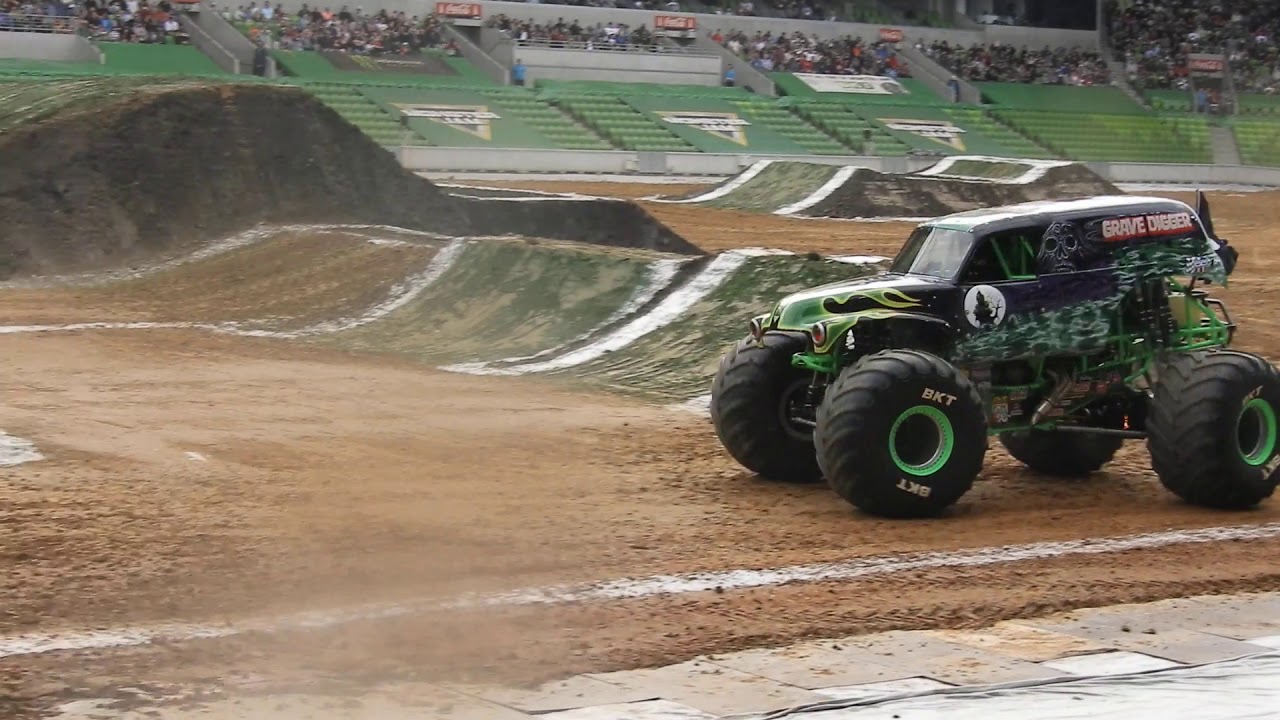Monster Jam Melbourne 2019 Show 1 Final Max D vs Grave Digger - YouTube