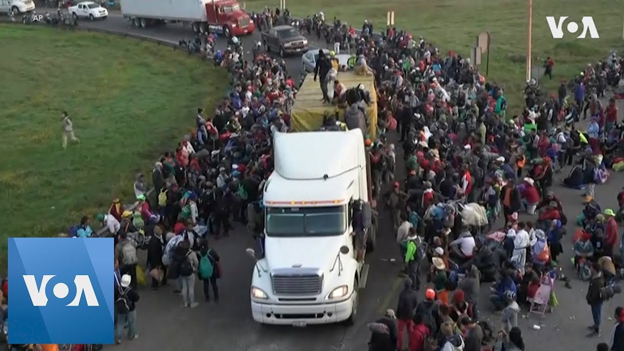Migrants climb onto trucks as they travel across Mexico - YouTube