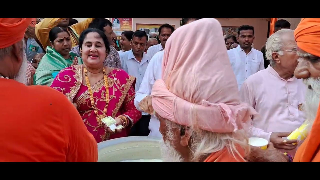 Shri indradev ji Maharaj Vrindavan Prasad dete huye - YouTube