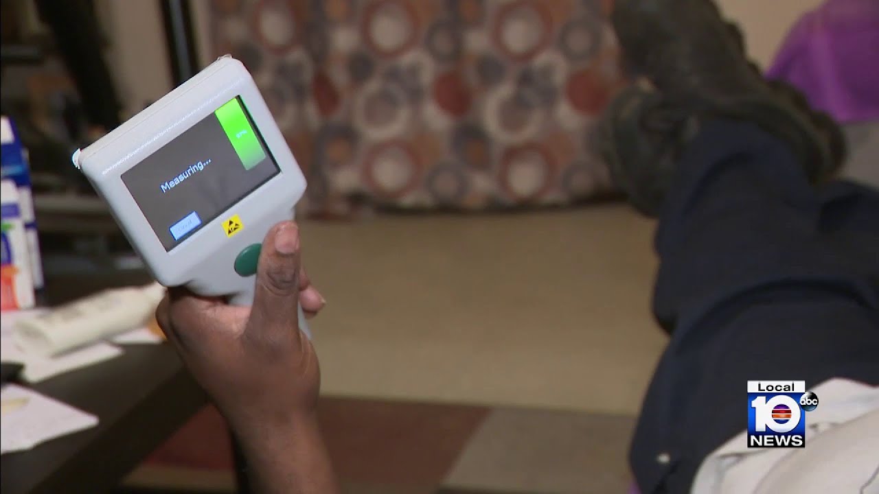 Monitoring device helps patients with heart failure - YouTube