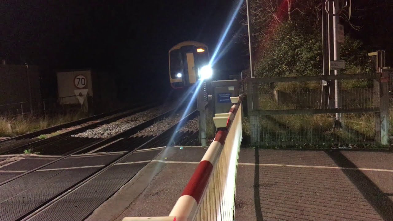 *Double stay* Pinhoe station level crossing in Devon 17/11/2020 - YouTube