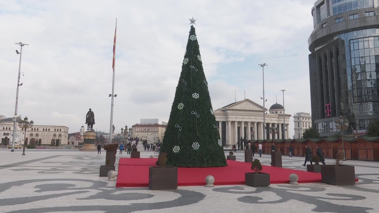 Скопјани добија новогодишна елка - YouTube