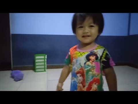 Kakak ganteng kasih hadiah buat si ade gemoy lansung auto happy #ifatvlog88