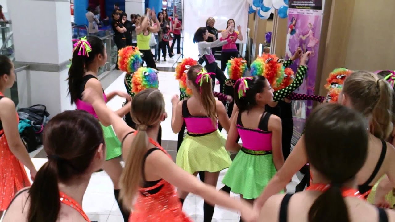 Latin Zumba performance at Rashay's Family Fun day - YouTube