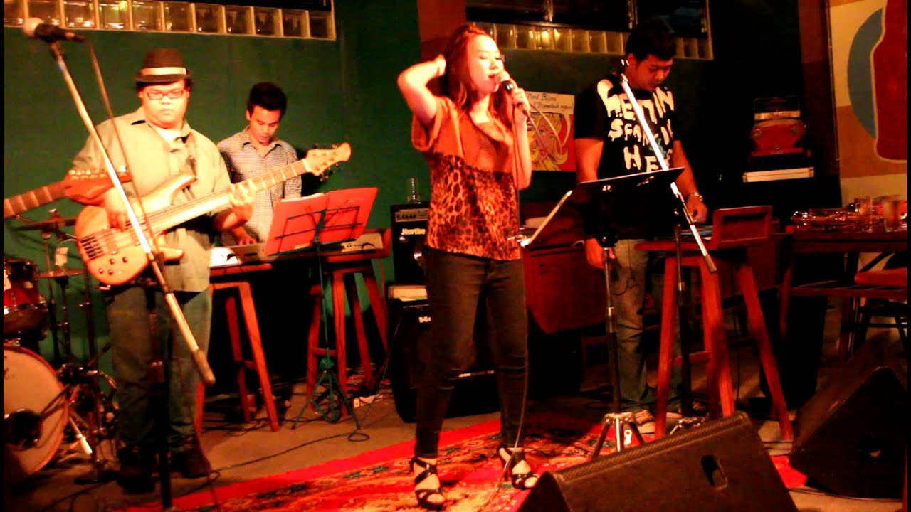 Thai band playing pop songs in local bar - Chiang Mai - YouTube