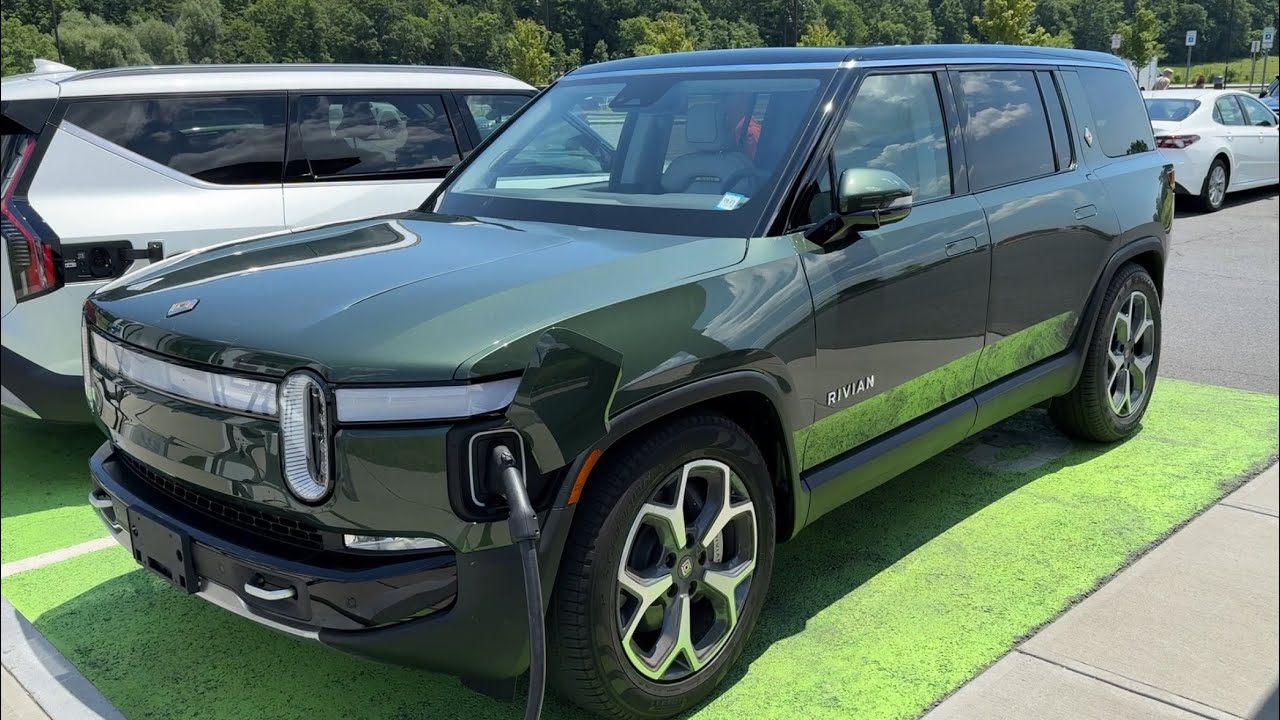 Met a cute dark green Rivian R1S while charging my car | S1E26 | - YouTube