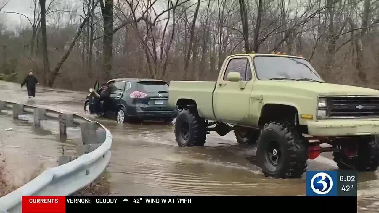Community steps in to help people stranded in vehicles - YouTube