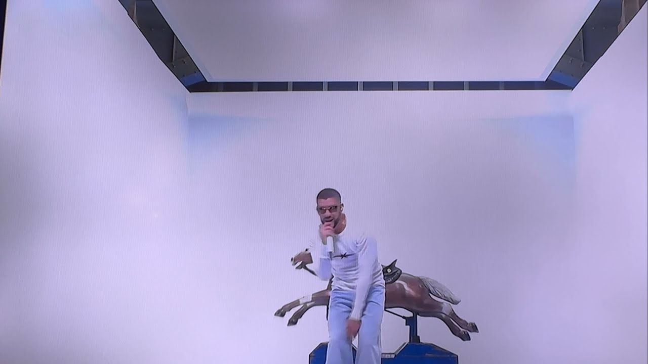 Bad Bunny: UN PREVIEW (Live) - SNL (VIDEO OFFICIAL) - YouTube