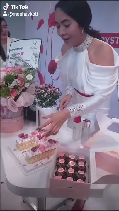 မွေး နေ့ကိတ်ကို ဖ ယောင်းတိုင် မမှုတ်ပဲ ခွဲ နေတာ 😂😂 ချစ်ဖို့ ကောင်းလိုက်တာ😘😘🧡 Moehayko မိုး