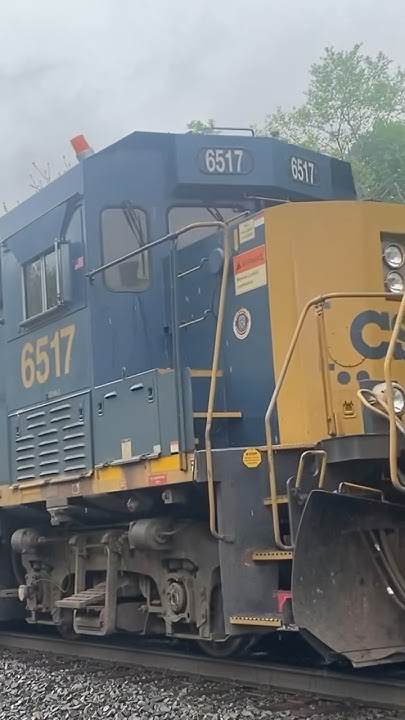 CSX M426 starts up with quite the lashup of locomotives - YouTube