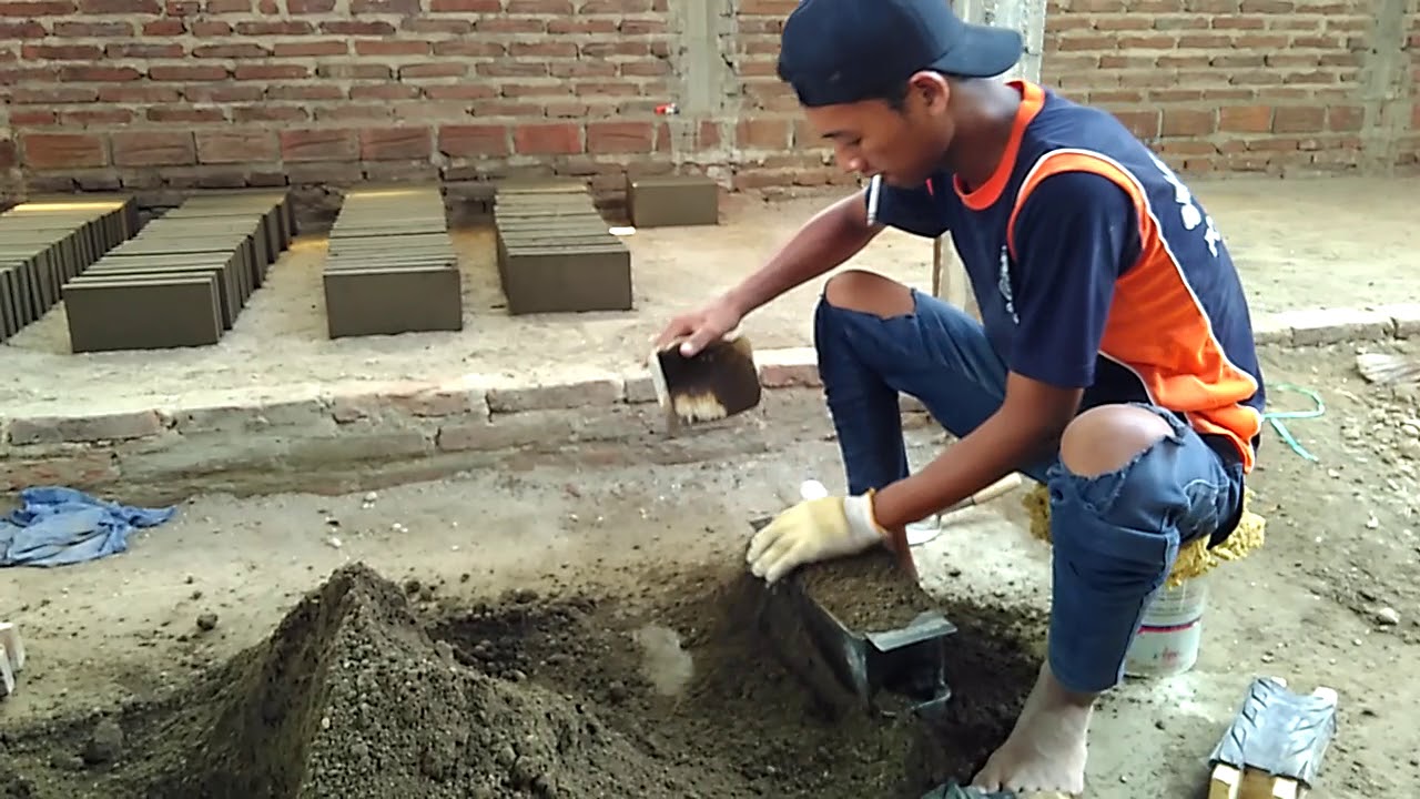 PELUANG USAHA!!! membuat batako manual sampingan yg menghasilkan - YouTube