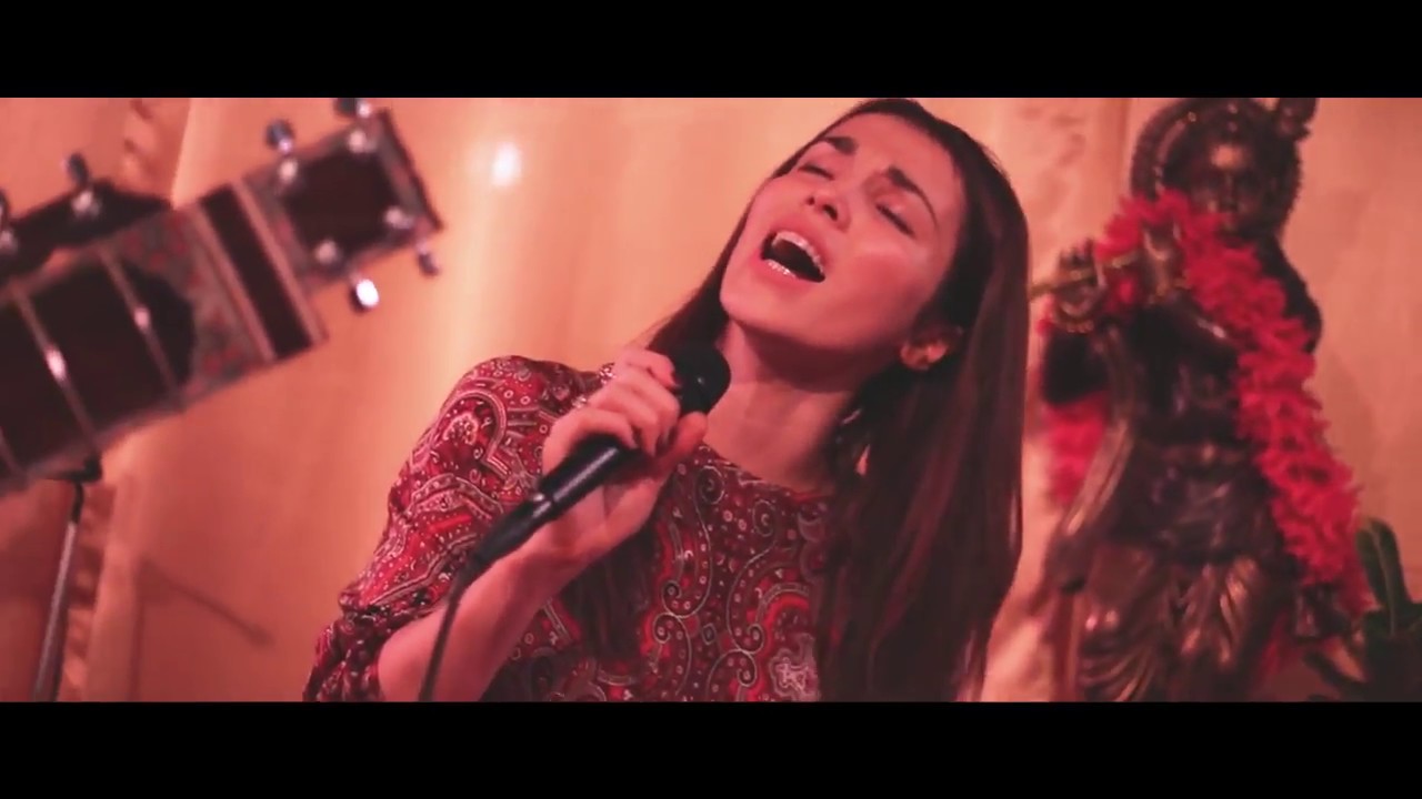 Russian girls singing Bhajans - YouTube