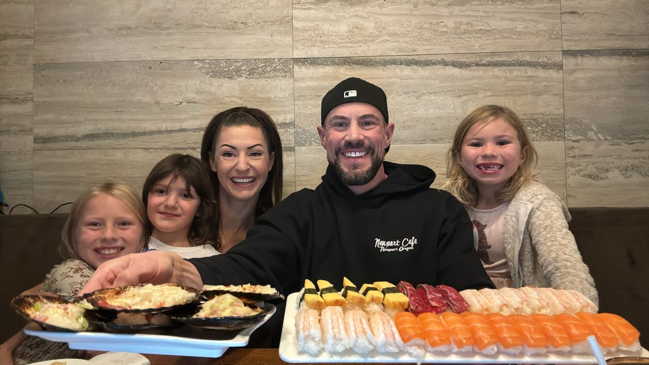 🍣 FAMILY SUSHI LUNCH 🍣 SCOTT EATS - YouTube