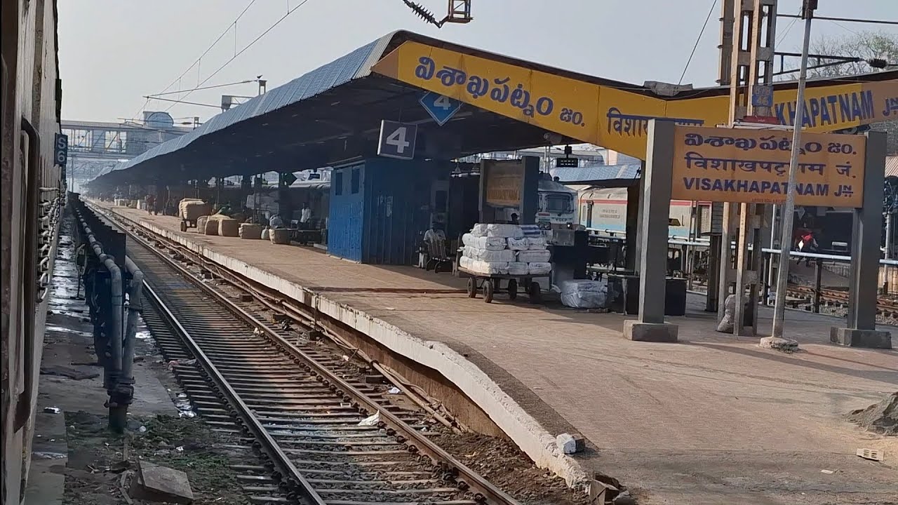 VISAKHAPATNAM RAILWAY STATION ON BOARD ARRIVING 17243 GNT-RGDA EXPRESS ...
