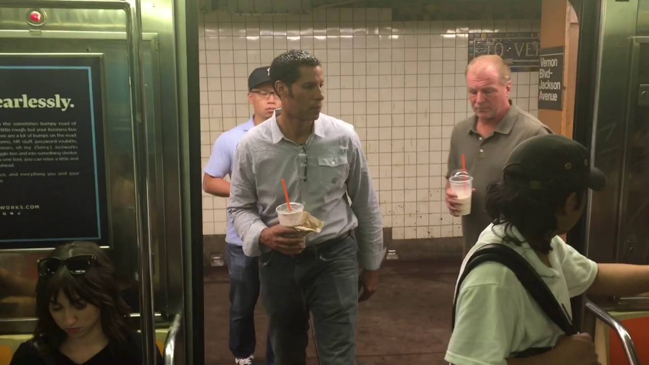R62A 7 train at Vernon Blvd.-Jackson ave. car 2081 door chime - YouTube