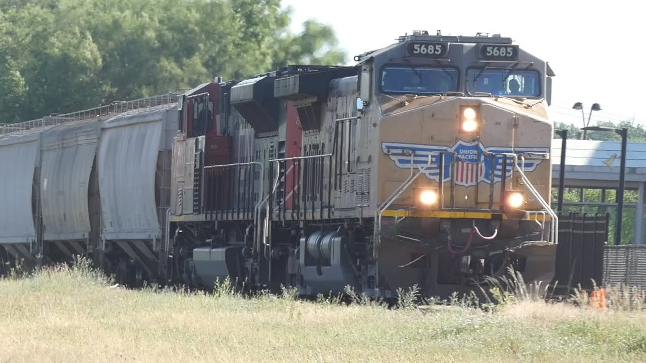 Union Pacific/Canadian National Hopper Car Train - #5685 and #8934 ...