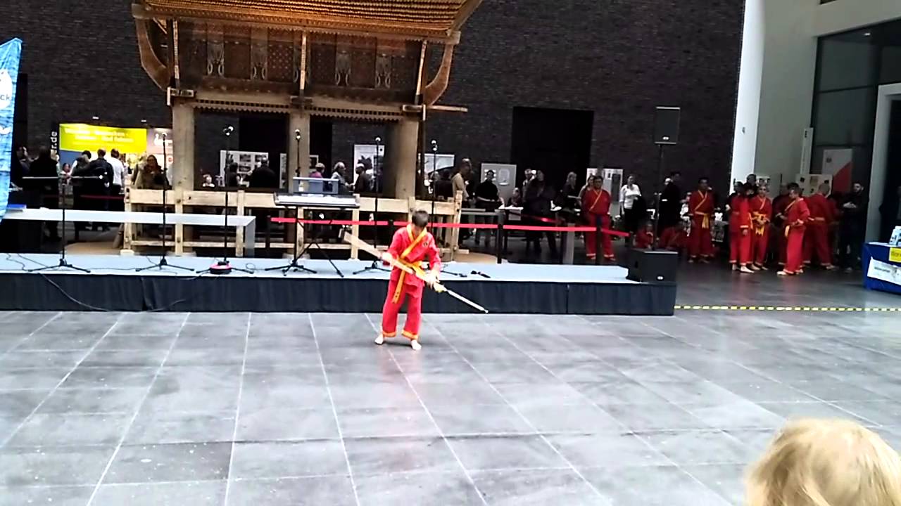Pencak Silat Stock Form im Museum - YouTube