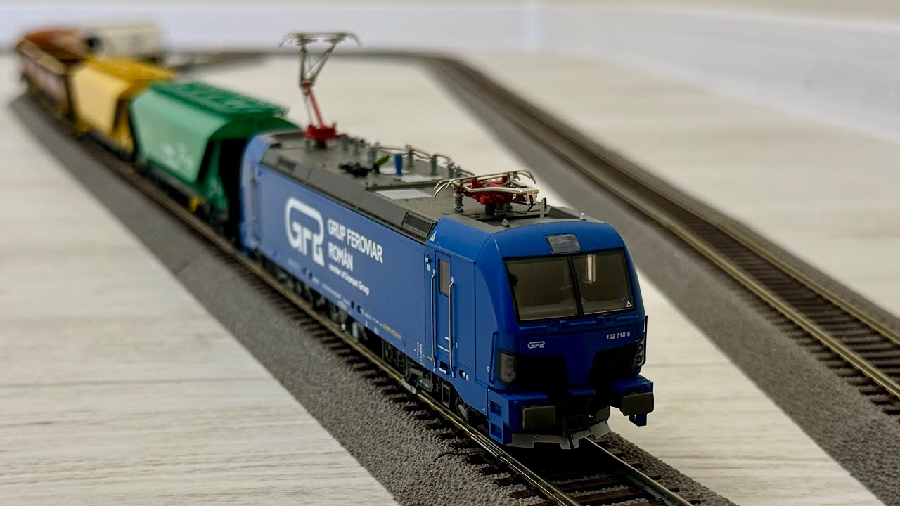 Locomotiva Smartron aparținând GFR tractând o garnitură mixtă - YouTube