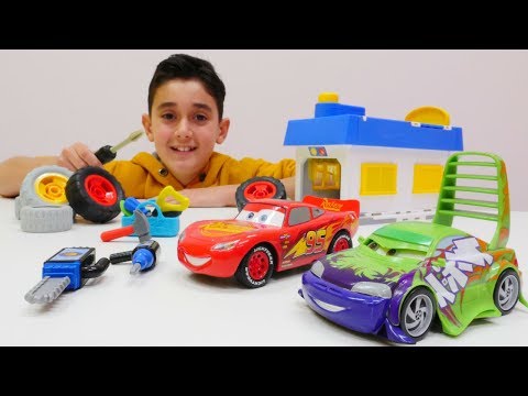 Oyuncak arabalar; Şimşek McQueen ve arkadaşları oto serviste.