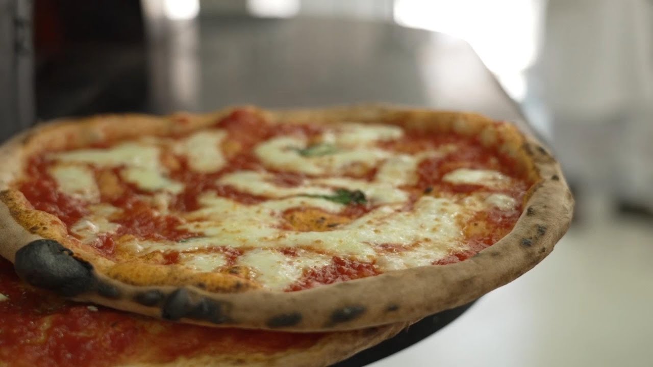 A crust above: What makes the perfect Neapolitan pizza? - YouTube