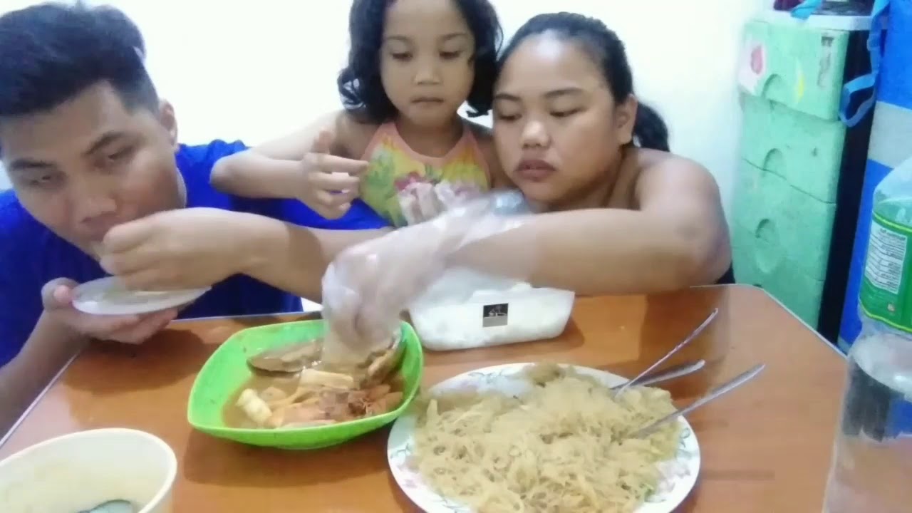 Tingbits Mukbang with Pinobreng Pamilya - YouTube