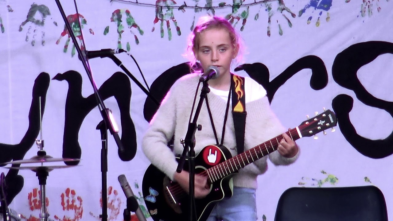 Summer lou Jones @Folk On The Farm 2019 - YouTube