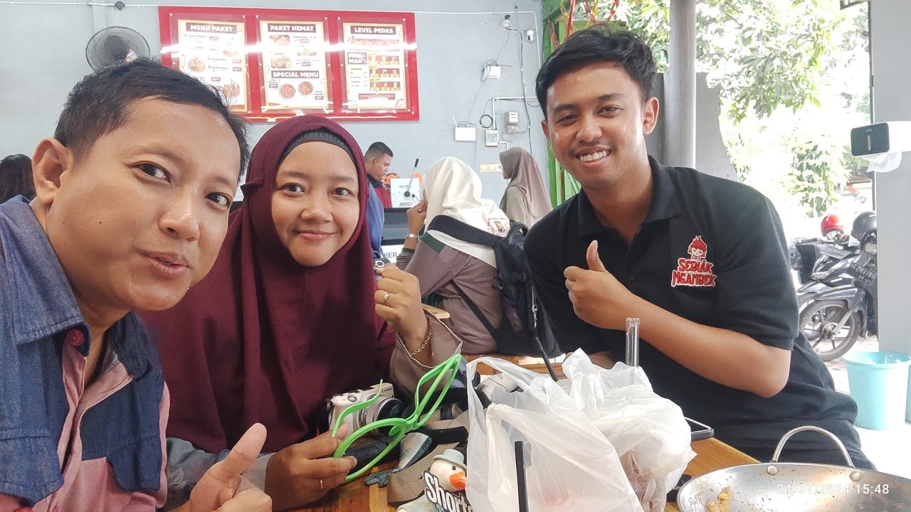 makan seblak ngambek Warujayeng Nganjuk minum es teh dan teh hangat ...