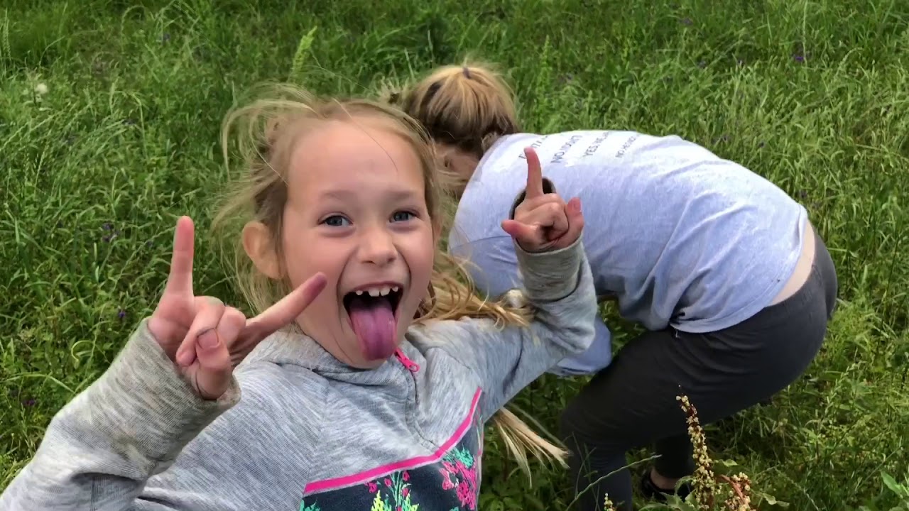 Easter with Paris & Payslee: Picking Berries (#1) - YouTube