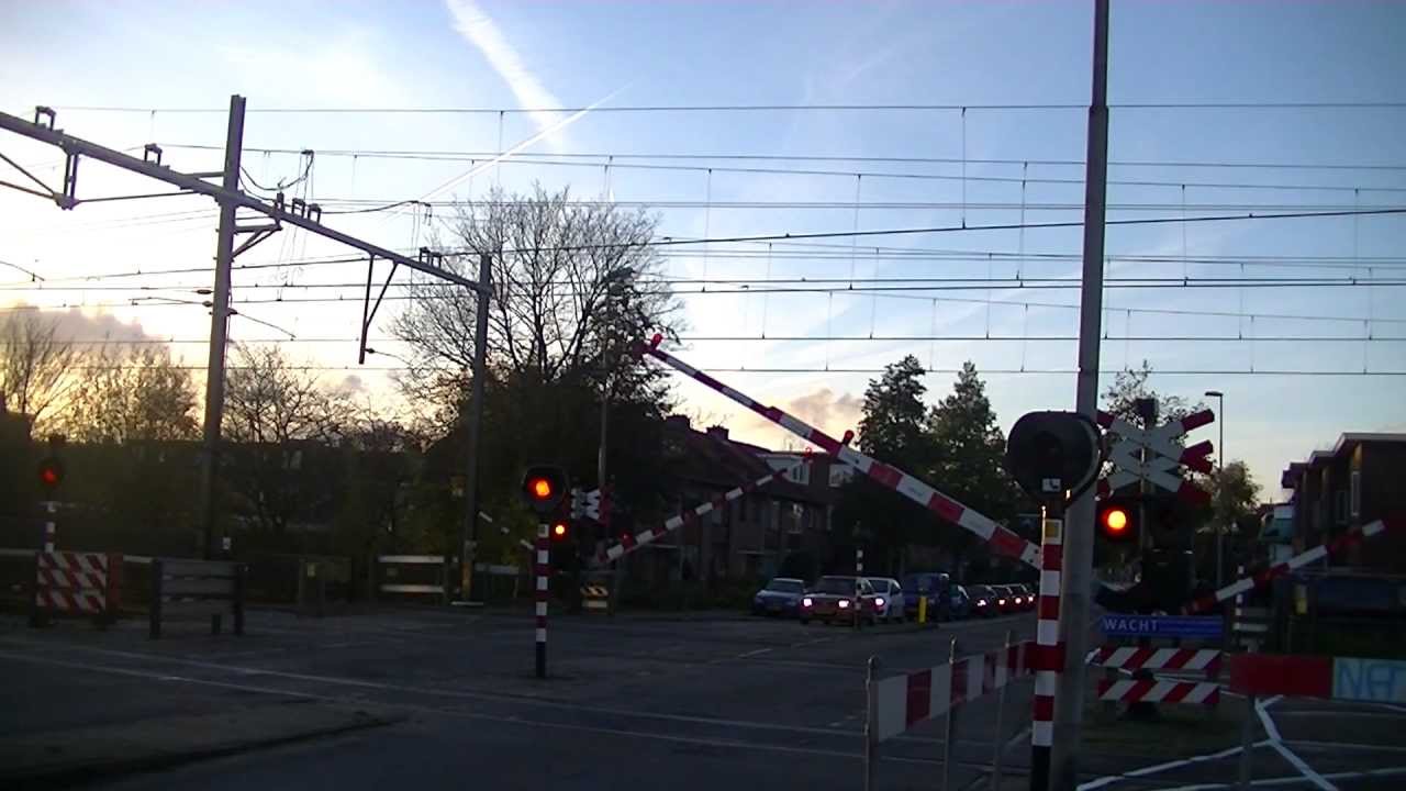 Spoorwegovergang Haarlem // Dutch railroad crossing - YouTube
