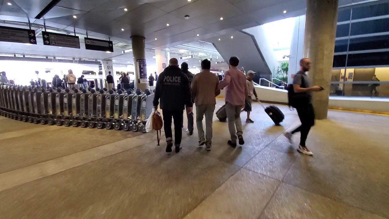 Perp walk Federal agents picking up a prisoner from us customs at lax ...