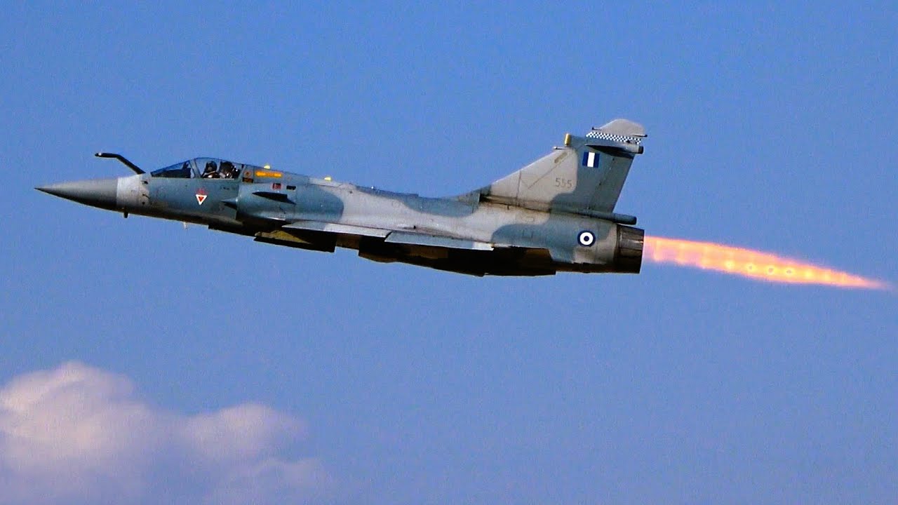 Mirage 2000 with Flickering Afterburner Does a Low Transition [4K ...