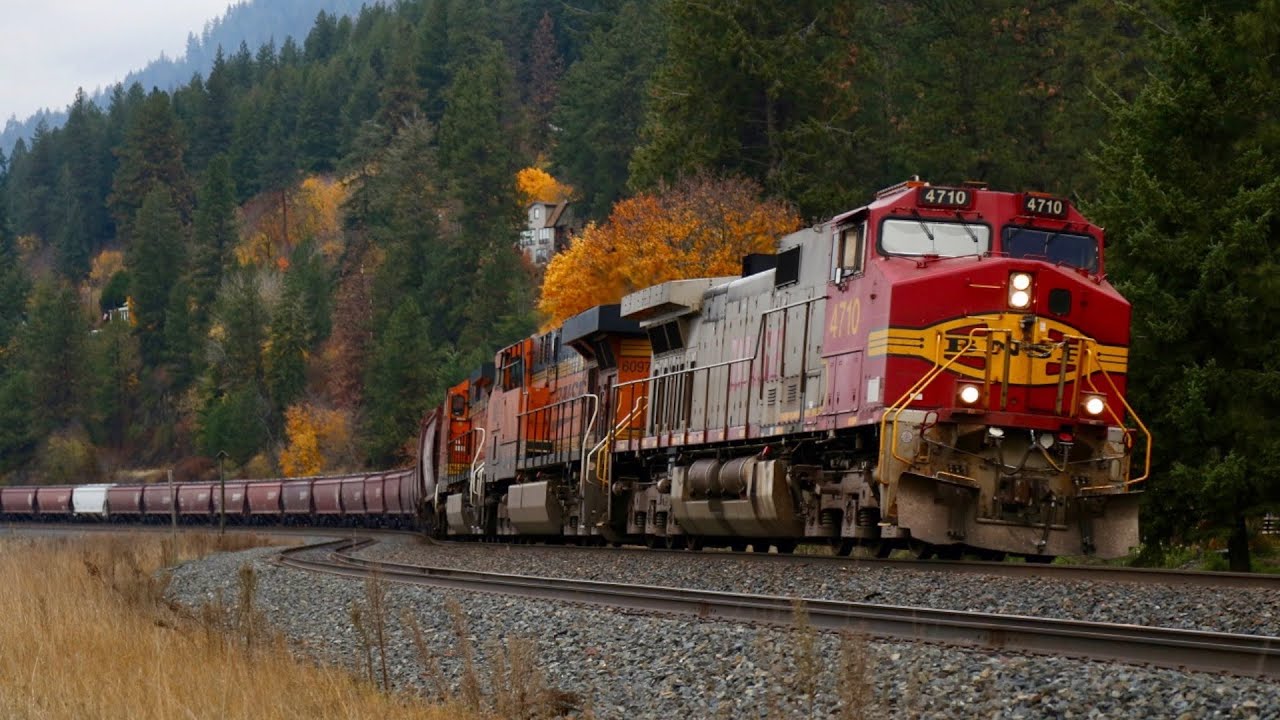 BNSF 4710 winding through Hope, Idaho - YouTube