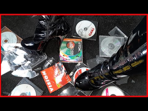 317 - Sexy girl with overknee boots crushing CD's - crush fetish in Lackstiefeln - cd crush clip