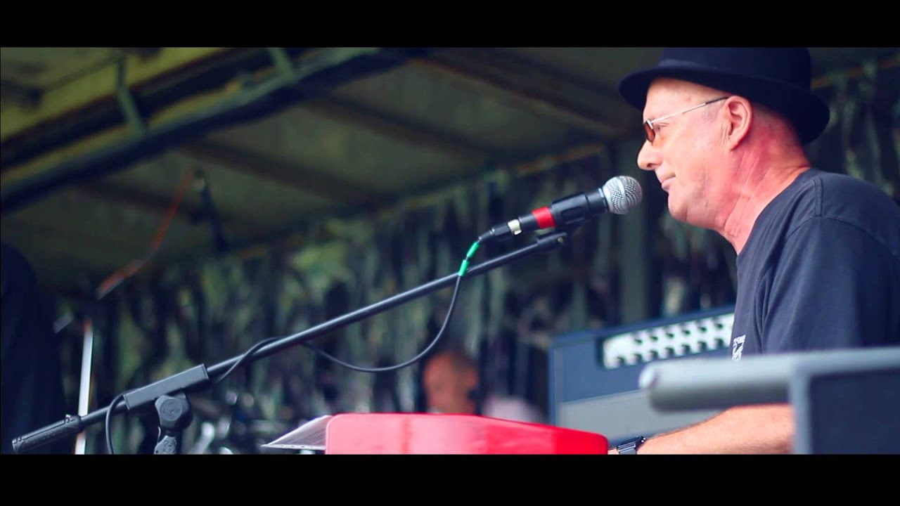 The beez neez 'Moon dance' (cover) - Live @ AMP Party in the Park - YouTube